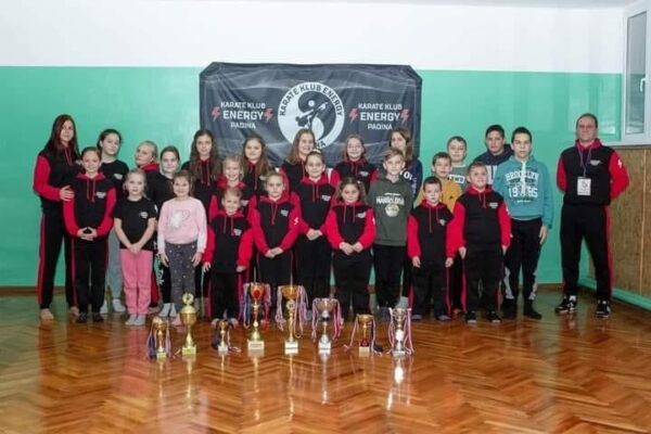 Daniela a jej otec Vladimir Koncek s Karate klubom Energy z Padiny ...